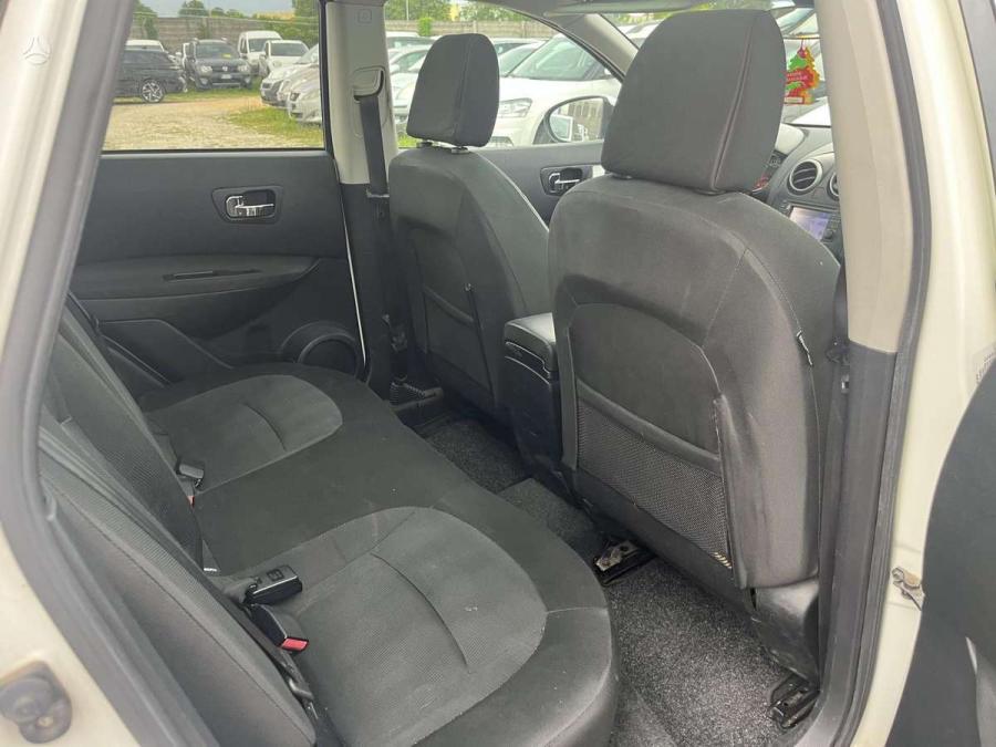 White Nissan Qashqai 2010 in Panevezys, with an engine capacity of 1.46 L and mileage of 273 thousand km for 3900 €, photo 11 on AUTOMOTO.COM.LV