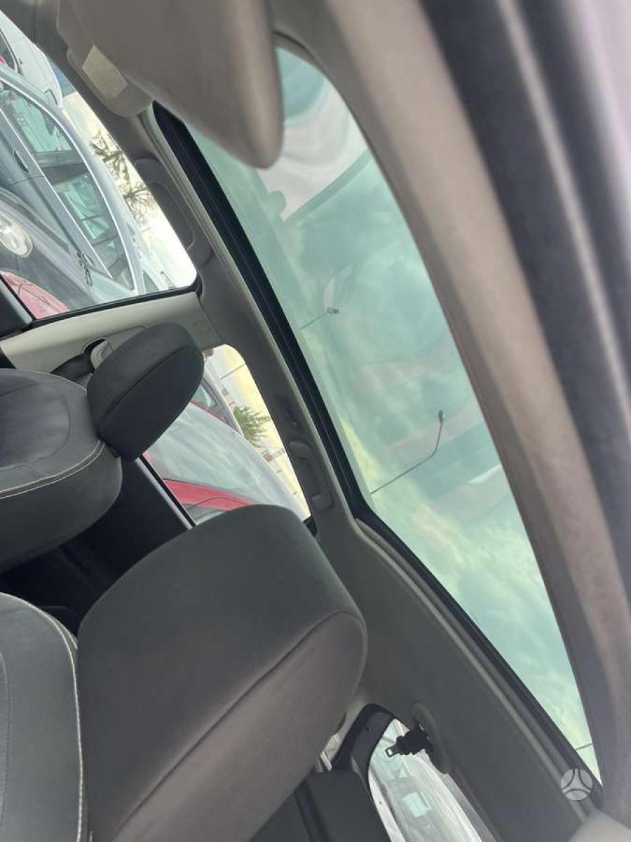 White Nissan Qashqai 2010 in Panevezys, with an engine capacity of 1.46 L and mileage of 273 thousand km for 3900 €, photo 12 on AUTOMOTO.COM.LV