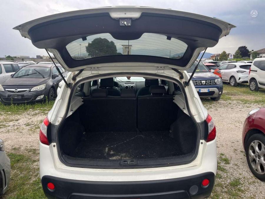 White Nissan Qashqai 2010 in Panevezys, with an engine capacity of 1.46 L and mileage of 273 thousand km for 3900 €, photo 13 on AUTOMOTO.COM.LV