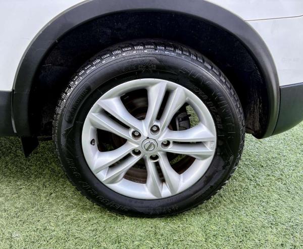 White Nissan Qashqai 2010 in Panevezys, with an engine capacity of 1.46 L and mileage of 273 thousand km for 4500 €, photo 9 on AUTOMOTO.COM.LV