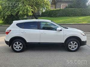 White Nissan Qashqai 2011 in Jekabpils, with an engine capacity of 1.50 L and mileage of 222 thousand km for 5990 €, photo 5 on AUTOMOTO.COM.LV