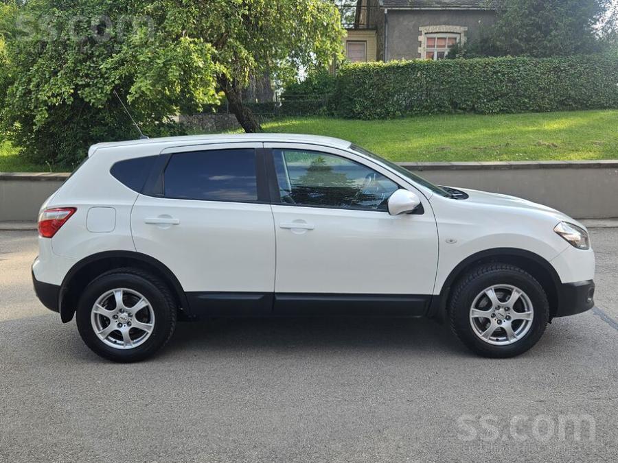 White Nissan Qashqai 2011 in Jekabpils, with an engine capacity of 1.50 L and mileage of 222 thousand km for 5990 €, photo 5 on AUTOMOTO.COM.LV