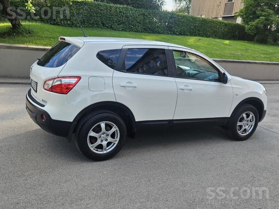 White Nissan Qashqai 2011 in Jekabpils, with an engine capacity of 1.50 L and mileage of 222 thousand km for 5990 €, photo 6 on AUTOMOTO.COM.LV