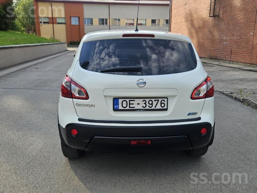 White Nissan Qashqai 2011 in Jekabpils, with an engine capacity of 1.50 L and mileage of 222 thousand km for 5990 €, photo 8 on AUTOMOTO.COM.LV