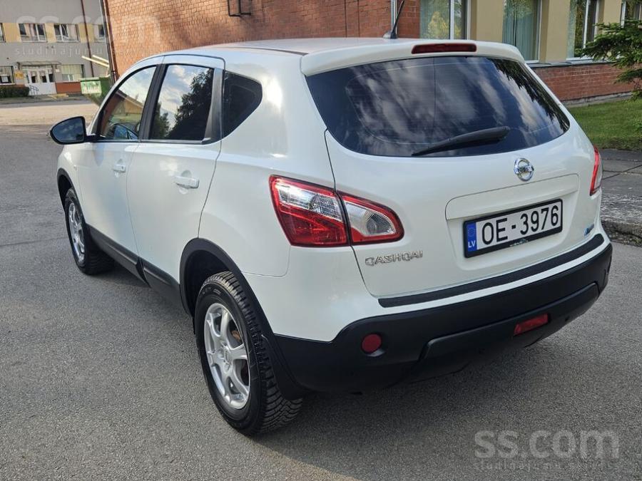 White Nissan Qashqai 2011 in Jekabpils, with an engine capacity of 1.50 L and mileage of 222 thousand km for 5990 €, photo 9 on AUTOMOTO.COM.LV