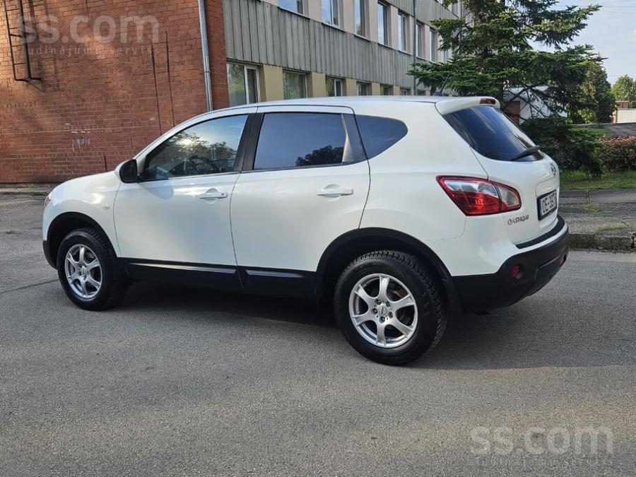 White Nissan Qashqai 2011 in Jekabpils, with an engine capacity of 1.50 L and mileage of 222 thousand km for 5990 €, photo 10 on AUTOMOTO.COM.LV