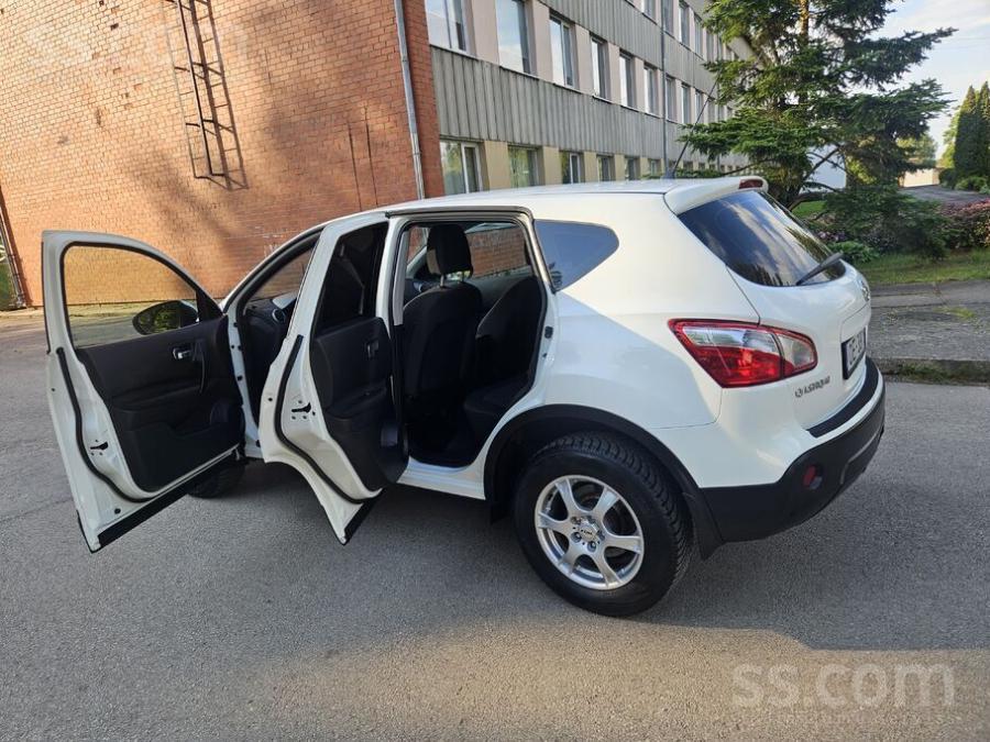 White Nissan Qashqai 2011 in Jekabpils, with an engine capacity of 1.50 L and mileage of 222 thousand km for 5990 €, photo 18 on AUTOMOTO.COM.LV