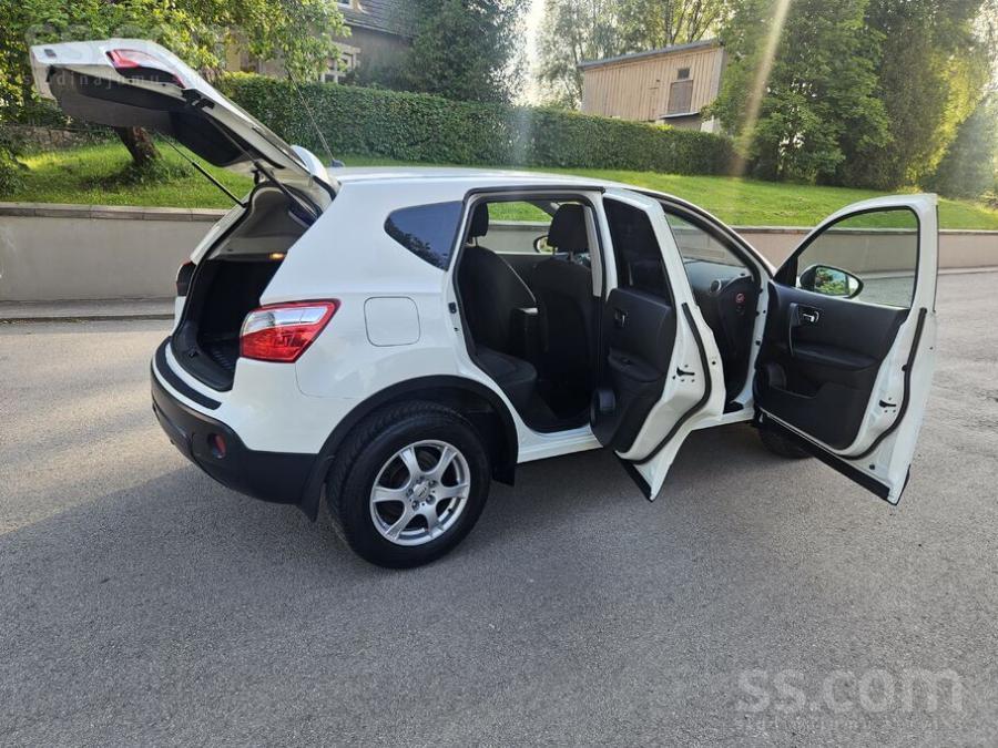 White Nissan Qashqai 2011 in Jekabpils, with an engine capacity of 1.50 L and mileage of 222 thousand km for 5990 €, photo 23 on AUTOMOTO.COM.LV