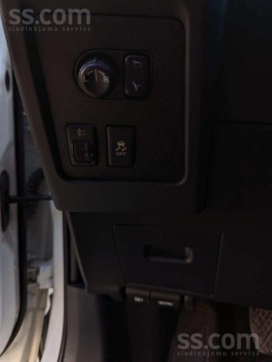 White Nissan Qashqai 2011 in Riga, with an engine capacity of 2.00 L and mileage of 0 thousand km for 5600 €, photo 19 on AUTOMOTO.COM.LV