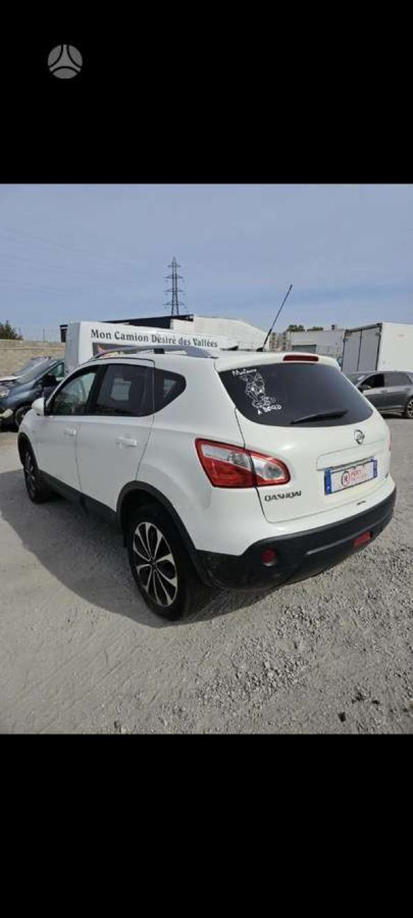 White Nissan Qashqai 2011 in Vilnius, with an engine capacity of 1.46 L and mileage of 170 thousand km for 3650 €, photo 2 on AUTOMOTO.COM.LV