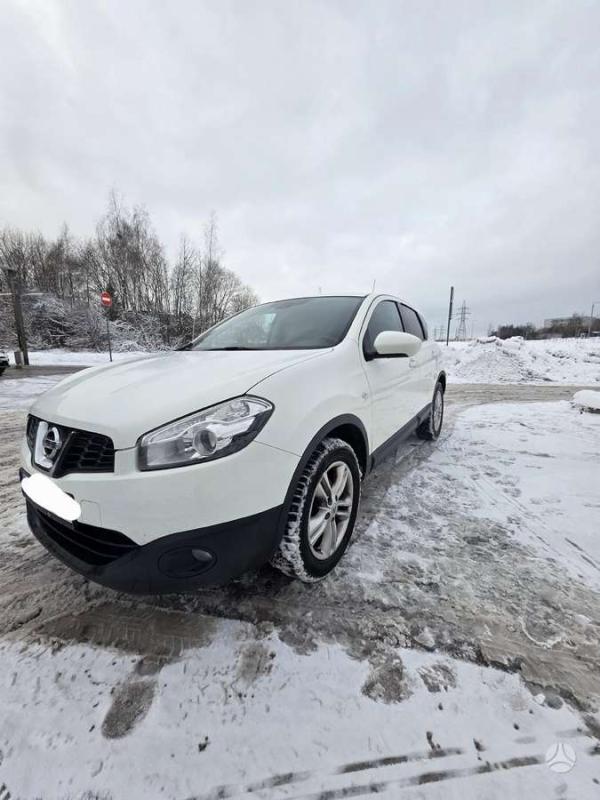 White Nissan Qashqai 2011 in Vilnius, with an engine capacity of 1.60 L and mileage of 290 thousand km for 4500 €, photo 1 on AUTOMOTO.COM.LV