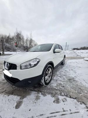 White Nissan Qashqai 2011 in Vilnius, with an engine capacity of 1.60 L and mileage of 290 thousand km for 4500 €, photo  on AUTOMOTO.COM.LV