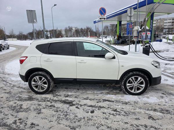 White Nissan Qashqai 2011 in Vilnius, with an engine capacity of 1.60 L and mileage of 290 thousand km for 4500 €, photo 4 on AUTOMOTO.COM.LV