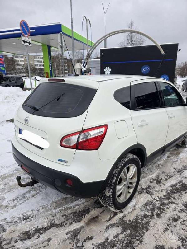 White Nissan Qashqai 2011 in Vilnius, with an engine capacity of 1.60 L and mileage of 290 thousand km for 4500 €, photo 5 on AUTOMOTO.COM.LV