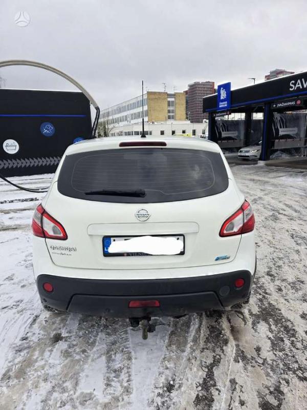 White Nissan Qashqai 2011 in Vilnius, with an engine capacity of 1.60 L and mileage of 290 thousand km for 4500 €, photo 6 on AUTOMOTO.COM.LV