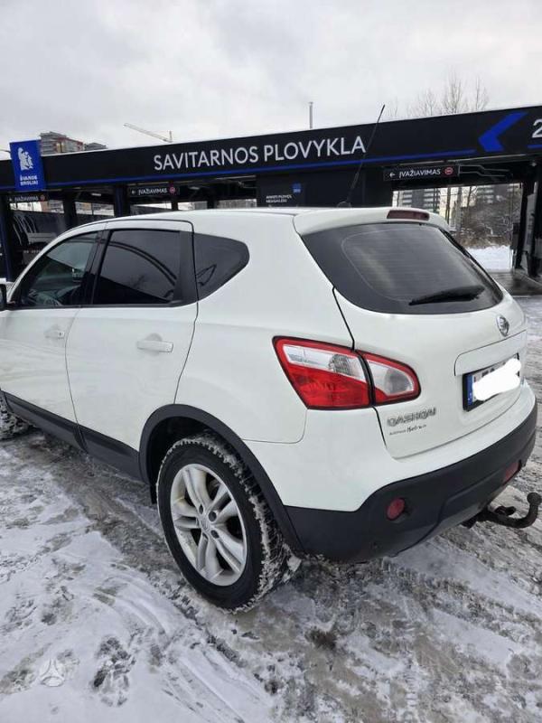 White Nissan Qashqai 2011 in Vilnius, with an engine capacity of 1.60 L and mileage of 290 thousand km for 4500 €, photo 7 on AUTOMOTO.COM.LV