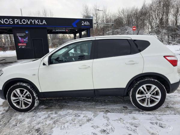 White Nissan Qashqai 2011 in Vilnius, with an engine capacity of 1.60 L and mileage of 290 thousand km for 4500 €, photo 8 on AUTOMOTO.COM.LV