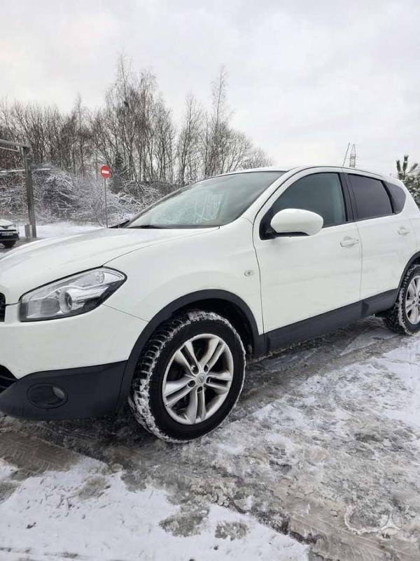 White Nissan Qashqai 2011 in Vilnius, with an engine capacity of 1.60 L and mileage of 290 thousand km for 4500 €, photo 9 on AUTOMOTO.COM.LV