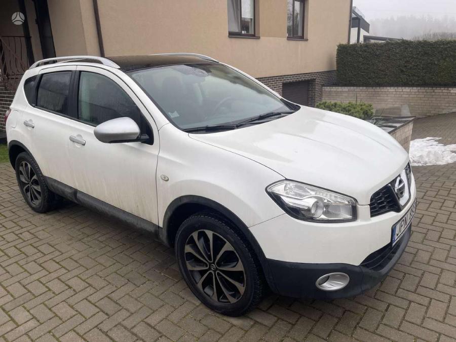 White Nissan Qashqai 2011 in Vilnius, with an engine capacity of 1.50 L and mileage of 156 thousand km for 5500 €, photo 1 on AUTOMOTO.COM.LV