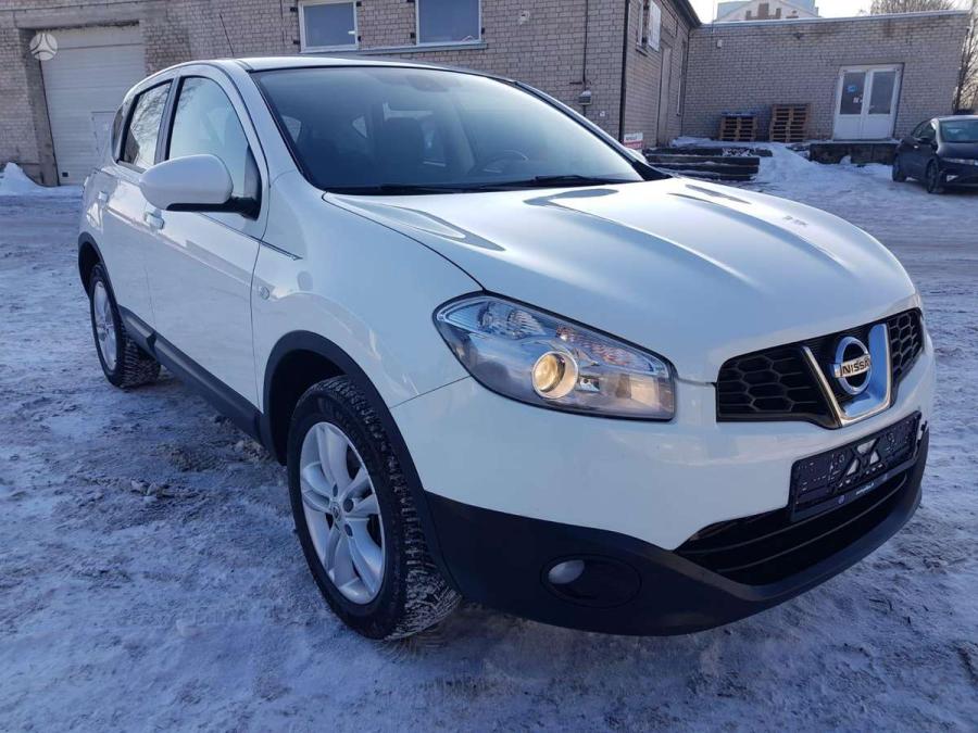 White Nissan Qashqai 2011 in Siauliai, with an engine capacity of 2.00 L and mileage of 258 thousand km for 4650 €, photo 3 on AUTOMOTO.COM.LV