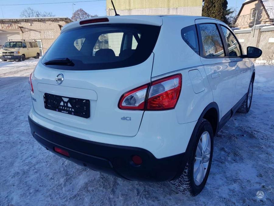 White Nissan Qashqai 2011 in Siauliai, with an engine capacity of 2.00 L and mileage of 258 thousand km for 4650 €, photo 4 on AUTOMOTO.COM.LV