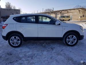 White Nissan Qashqai 2011 in Siauliai, with an engine capacity of 2.00 L and mileage of 258 thousand km for 4650 €, photo 5 on AUTOMOTO.COM.LV
