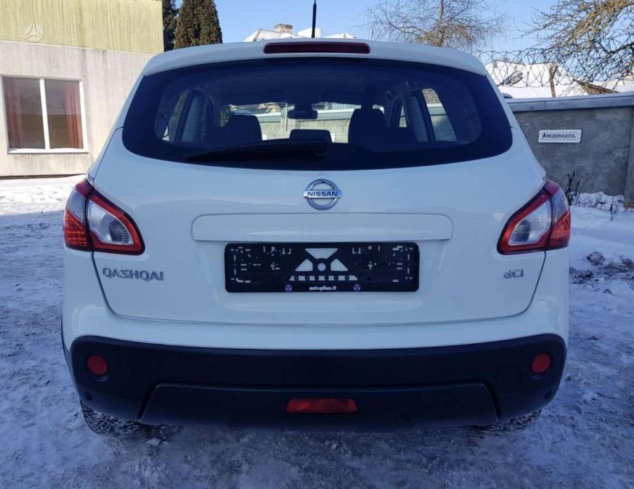 White Nissan Qashqai 2011 in Siauliai, with an engine capacity of 2.00 L and mileage of 258 thousand km for 4650 €, photo 6 on AUTOMOTO.COM.LV