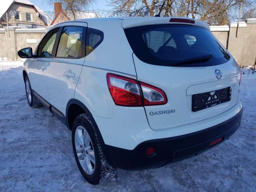 White Nissan Qashqai 2011 in Siauliai, with an engine capacity of 2.00 L and mileage of 258 thousand km for 4650 €, photo 8 on AUTOMOTO.COM.LV