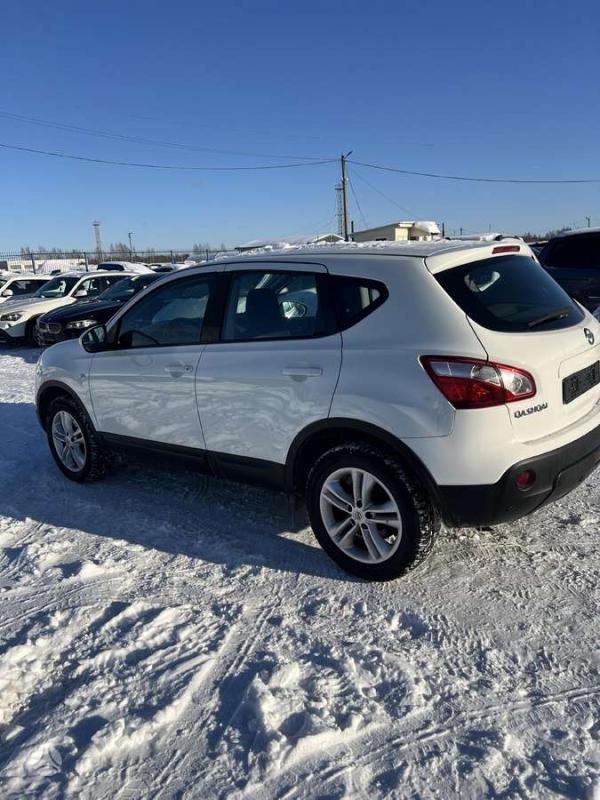 White Nissan Qashqai 2011 in Panevezys, with an engine capacity of 1.46 L and mileage of 197 thousand km for 4800 €, photo 2 on AUTOMOTO.COM.LV