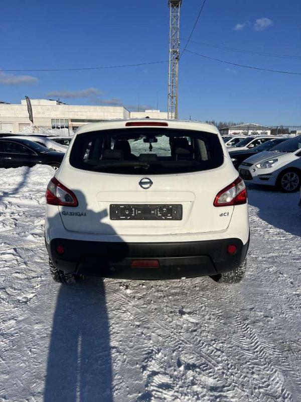 White Nissan Qashqai 2011 in Panevezys, with an engine capacity of 1.46 L and mileage of 197 thousand km for 4800 €, photo 3 on AUTOMOTO.COM.LV