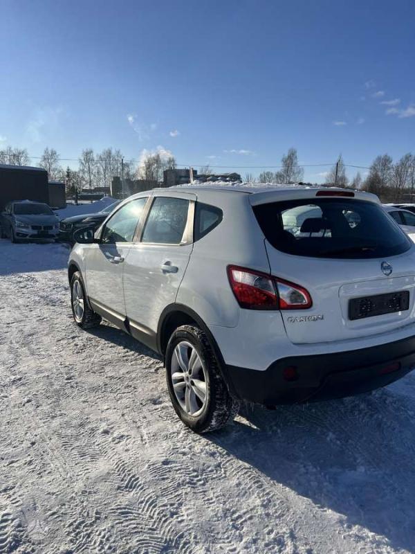 White Nissan Qashqai 2011 in Panevezys, with an engine capacity of 1.46 L and mileage of 197 thousand km for 4800 €, photo 6 on AUTOMOTO.COM.LV