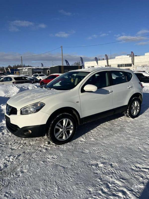 White Nissan Qashqai 2011 in Panevezys, with an engine capacity of 1.46 L and mileage of 197 thousand km for 4800 €, photo 9 on AUTOMOTO.COM.LV