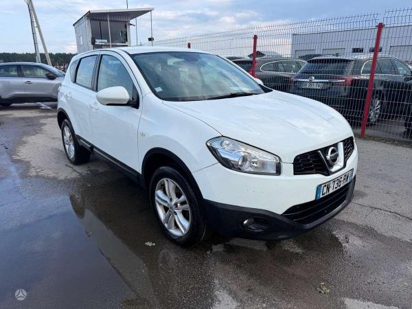 Nissan Qashqai 2011 in Taurage on AUTOMOTO.COM.LV White Nissan Qashqai 2011 in Taurage, with an engine capacity of 1.46 L and mileage of 215 thousand km for 3900 €, photo 3 on AUTOMOTO.COM.LV