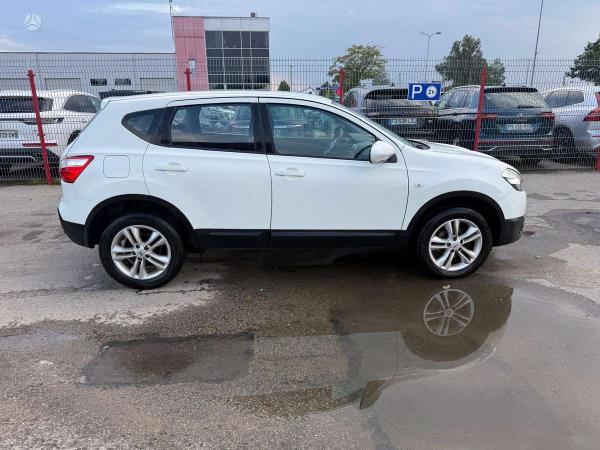 Nissan Qashqai 2011 in Taurage on AUTOMOTO.COM.LV White Nissan Qashqai 2011 in Taurage, with an engine capacity of 1.46 L and mileage of 215 thousand km for 3900 €, photo 5 on AUTOMOTO.COM.LV