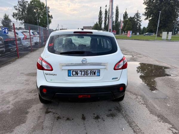 Nissan Qashqai 2011 in Taurage on AUTOMOTO.COM.LV White Nissan Qashqai 2011 in Taurage, with an engine capacity of 1.46 L and mileage of 215 thousand km for 3900 €, photo 8 on AUTOMOTO.COM.LV