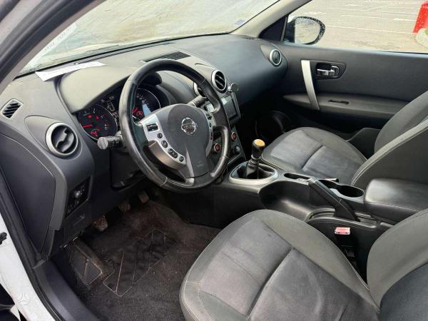 Nissan Qashqai 2011 in Taurage on AUTOMOTO.COM.LV White Nissan Qashqai 2011 in Taurage, with an engine capacity of 1.46 L and mileage of 215 thousand km for 3900 €, photo 9 on AUTOMOTO.COM.LV