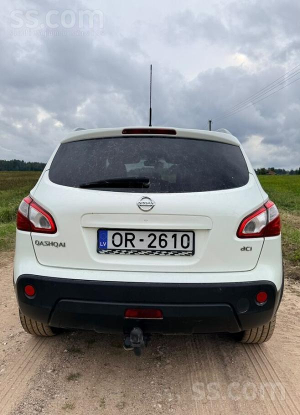 Nissan Qashqai 2011 Talsi vietnē Balts Nissan Qashqai 2011 Talsi, ar dzinēja tilpumu 2.00 L un nobraukumu 450 tūkst. km par 3600 €, foto 4 vietnē AUTOMOTO.COM.LV