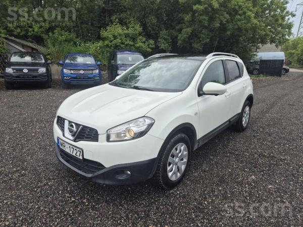 White Nissan Qashqai 2012 in Riga, with an engine capacity of 1.60 L and mileage of 195 thousand km for 6550 €, photo 3 on AUTOMOTO.COM.LV