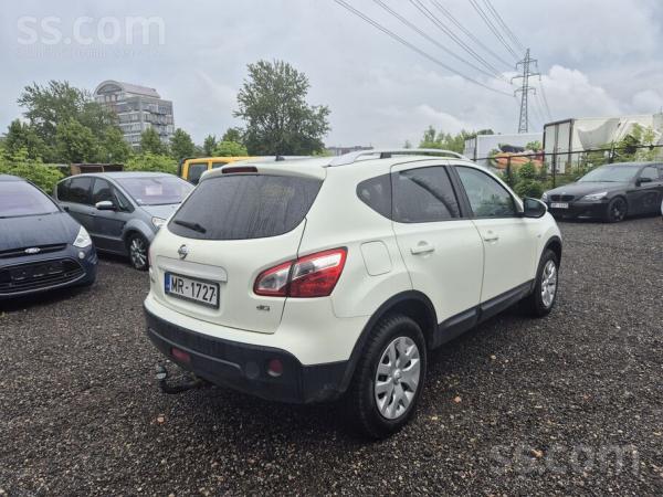White Nissan Qashqai 2012 in Riga, with an engine capacity of 1.60 L and mileage of 195 thousand km for 6550 €, photo 4 on AUTOMOTO.COM.LV