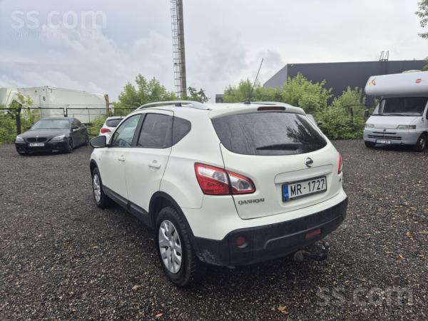 White Nissan Qashqai 2012 in Riga, with an engine capacity of 1.60 L and mileage of 195 thousand km for 6550 €, photo 5 on AUTOMOTO.COM.LV