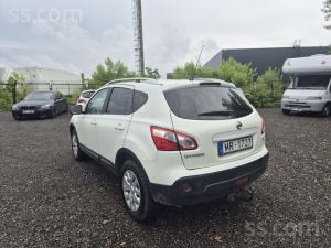 White Nissan Qashqai 2012 in Riga, with an engine capacity of 1.60 L and mileage of 195 thousand km for 6550 €, photo 5 on AUTOMOTO.COM.LV