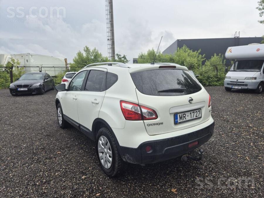 White Nissan Qashqai 2012 in Riga, with an engine capacity of 1.60 L and mileage of 195 thousand km for 6550 €, photo 5 on AUTOMOTO.COM.LV