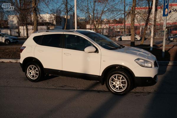 White Nissan Qashqai 2012 in Kaunas, with an engine capacity of 1.60 L and mileage of 311 thousand km for 4350 €, photo 2 on AUTOMOTO.COM.LV