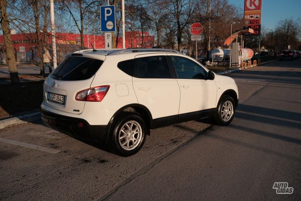 White Nissan Qashqai 2012 in Kaunas, with an engine capacity of 1.60 L and mileage of 311 thousand km for 4350 €, photo 3 on AUTOMOTO.COM.LV