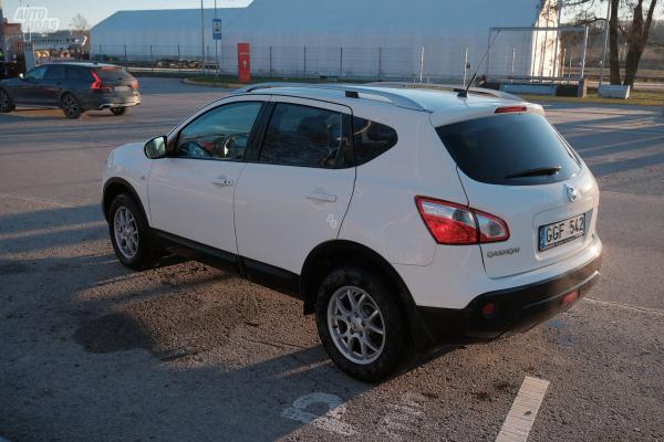 White Nissan Qashqai 2012 in Kaunas, with an engine capacity of 1.60 L and mileage of 311 thousand km for 4350 €, photo 5 on AUTOMOTO.COM.LV