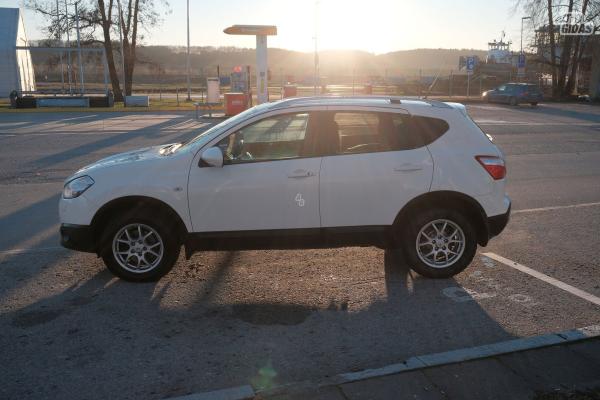 White Nissan Qashqai 2012 in Kaunas, with an engine capacity of 1.60 L and mileage of 311 thousand km for 4350 €, photo 6 on AUTOMOTO.COM.LV