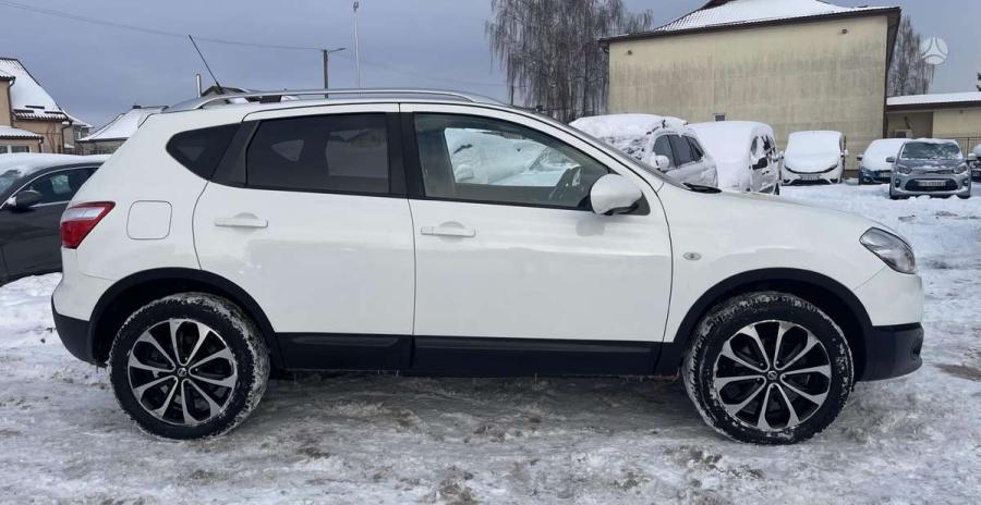 White Nissan Qashqai 2012 in Taurage, with an engine capacity of 1.46 L and mileage of 260 thousand km for 4900 €, photo 4 on AUTOMOTO.COM.LV