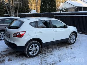 White Nissan Qashqai 2012 in Ogre, with an engine capacity of 1.60 L and mileage of 264 thousand km for 5450 €, photo 7 on AUTOMOTO.COM.LV