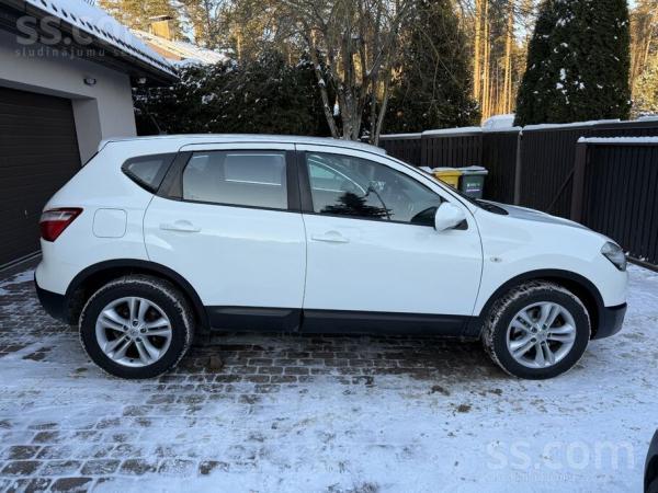 White Nissan Qashqai 2012 in Ogre, with an engine capacity of 1.60 L and mileage of 264 thousand km for 5450 €, photo 8 on AUTOMOTO.COM.LV