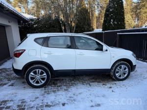 White Nissan Qashqai 2012 in Ogre, with an engine capacity of 1.60 L and mileage of 264 thousand km for 5450 €, photo 11 on AUTOMOTO.COM.LV